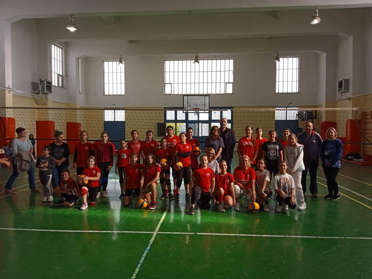 Φιλικός αγώνας μεταξύ των τμημάτων υποδομών Βόλεϊ του Βόλου και της ...